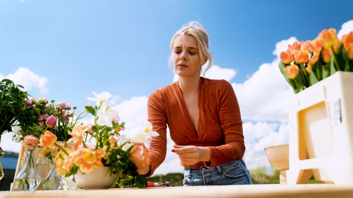 KIJK: floriste Loes leert je bloemschikken in de nieuwe NINA ...