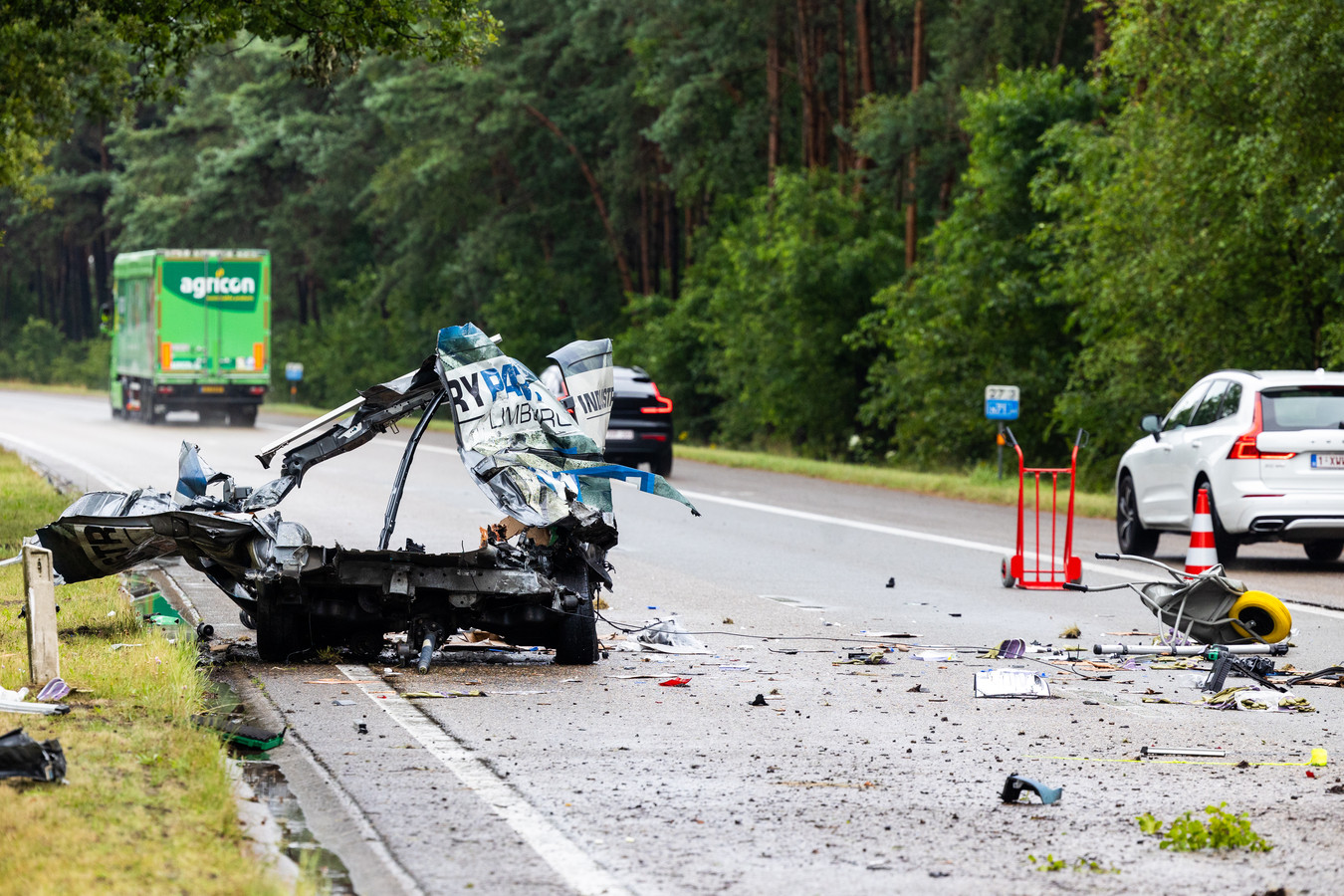 Enorme ravage na zwaar ongeval op de Ringlaan in Lommel: één persoon kritiek | Foto | hln.be