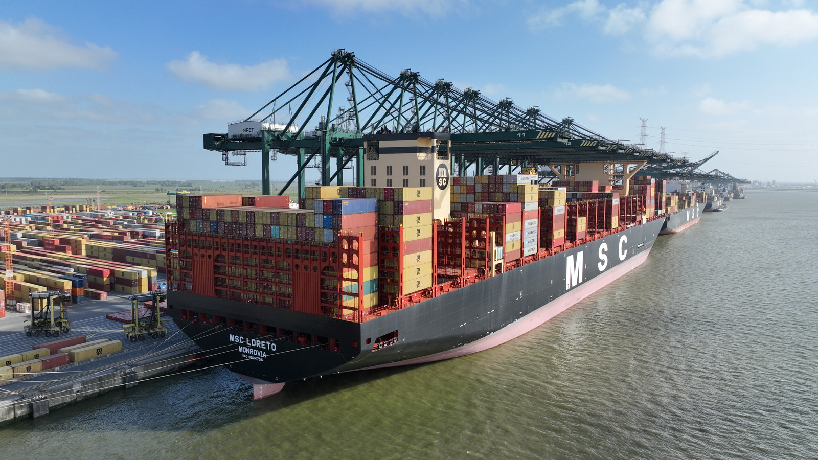 Grootste containerschip ter wereld MSC Loreto meert aan in Antwerpen ...