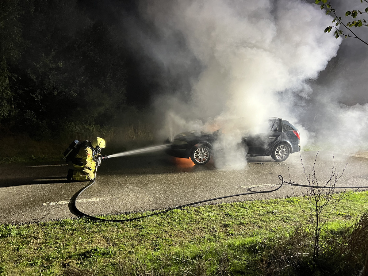 Auto vliegt in brand: bestuurder opgepakt voor mogelijke brandstichting ...