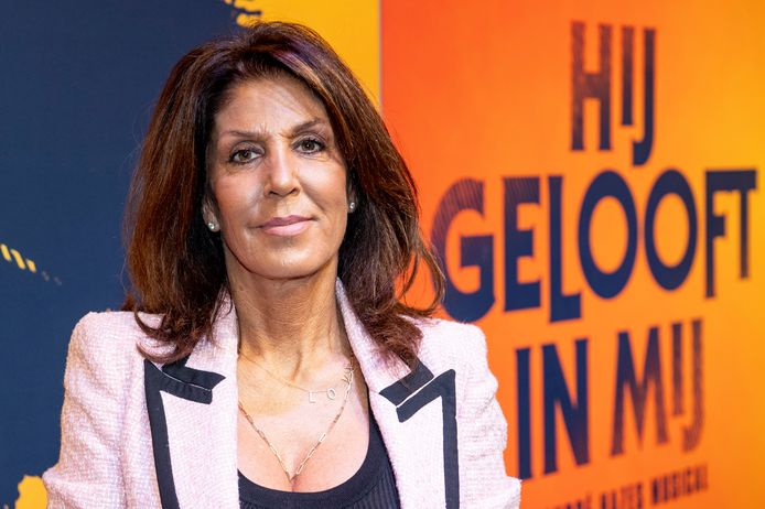 Rachel opent deuren van haar Hazes-brasserie in Spanje en zet gelijk in ...