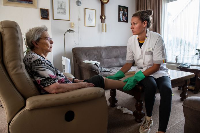 Verpleegkundige Merel (27): ‘Wijkzorg kán bijna niet efficiënter’ | Brabant | bd.nl