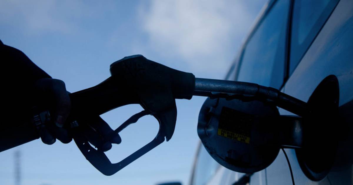 Benzinedief sleurt pompbediende mee op motorkap | Bizar | hln.be