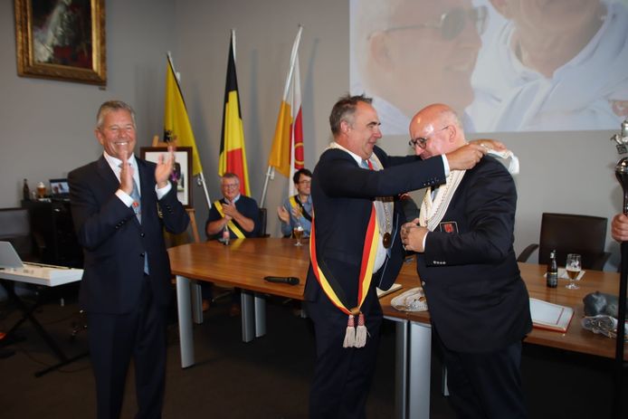 Grootmeester Eddy Lafaut van de orde van de ezel geeft stola door aan ...