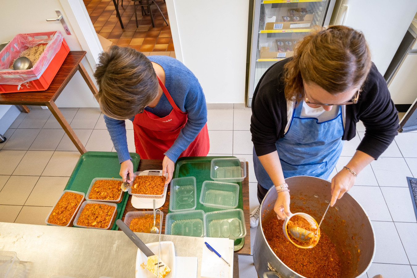 Team ‘8 op een rij!’ maakt en verkoopt 1.100 liter spaghetti voor Kom ...