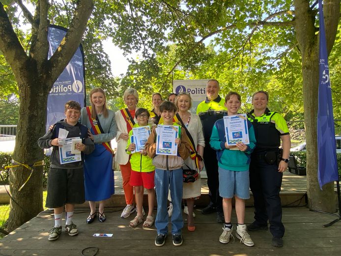 Kinderen van het zesde leerjaar sluiten project Politiekids af in De ...
