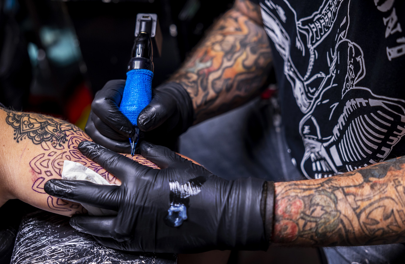 Waar doet een tatoeage het meeste pijn en andere vragen die alleen een tatoeëerder kan ...