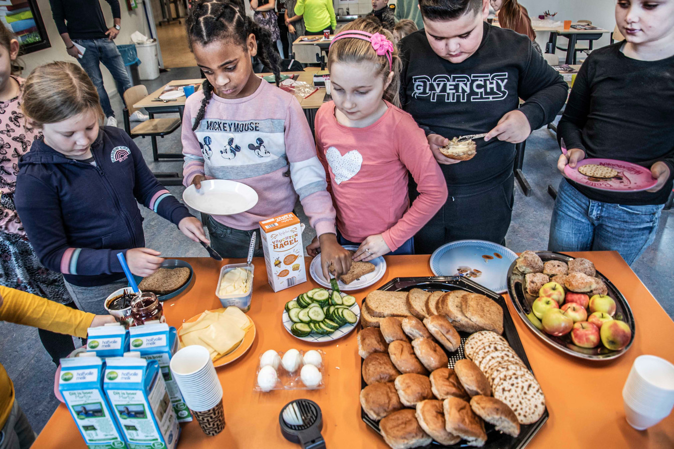 Gezellig samen met je vriendjes ontbijten op basisschool Zuidwester ...