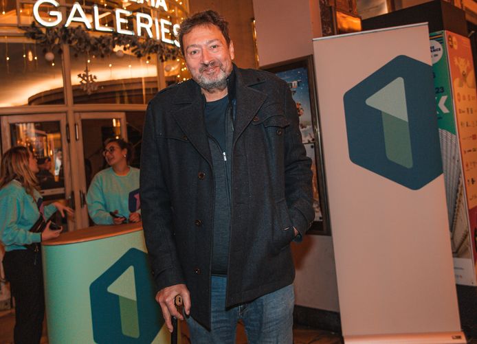 IN BEELD. Tom Waes poseert met enkele Romeinse soldaten op de première ...