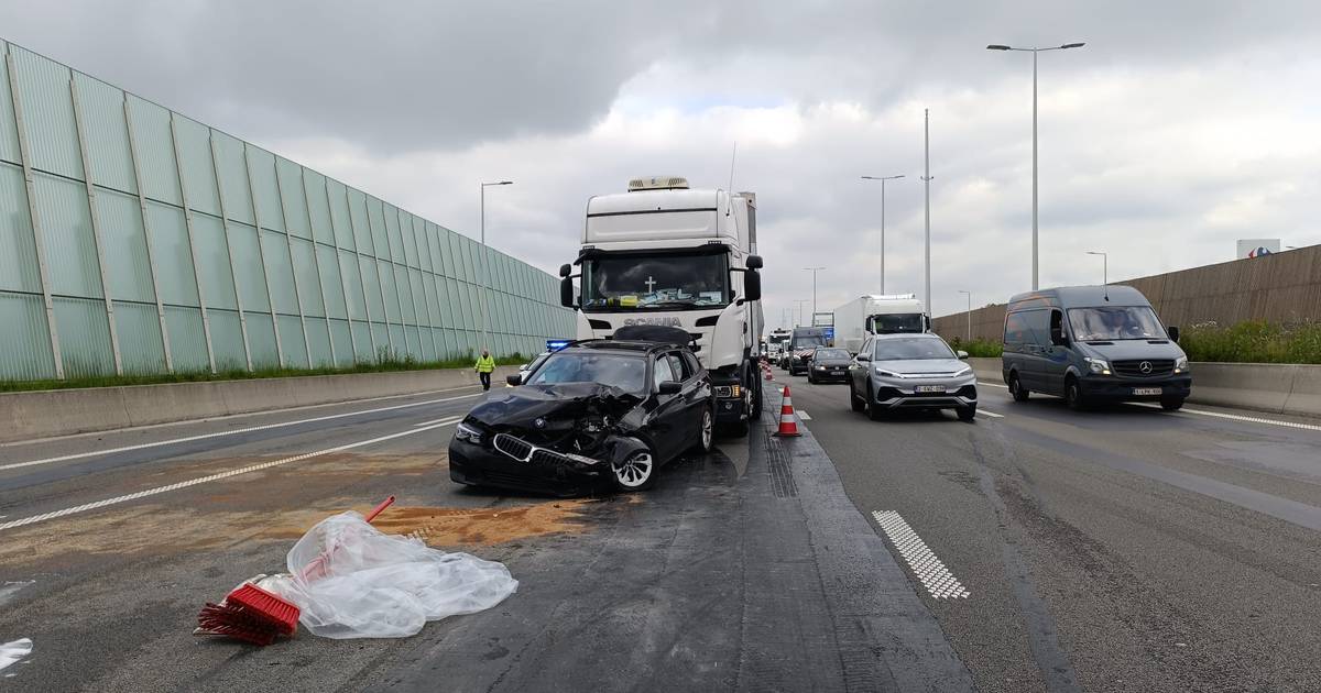 Bestuurder met auto geplet tussen vrachtwagens op E17: ernstig gewond naar ziekenhuis ...