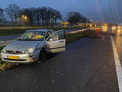 Flinke schade door ongeval op A1 bij Holten: auto en vangrail beschadigd, bestuurder meegenomen ...