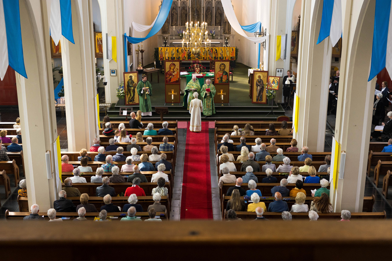 Oksana dankbaar voor Oekraïens-orthodoxe mis in Elshout: ‘Het voelde ...