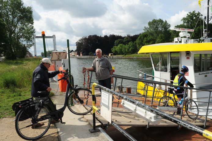 Schipper René zwaait Humbekenaren uit na 4,5 maanden van oever naar ...