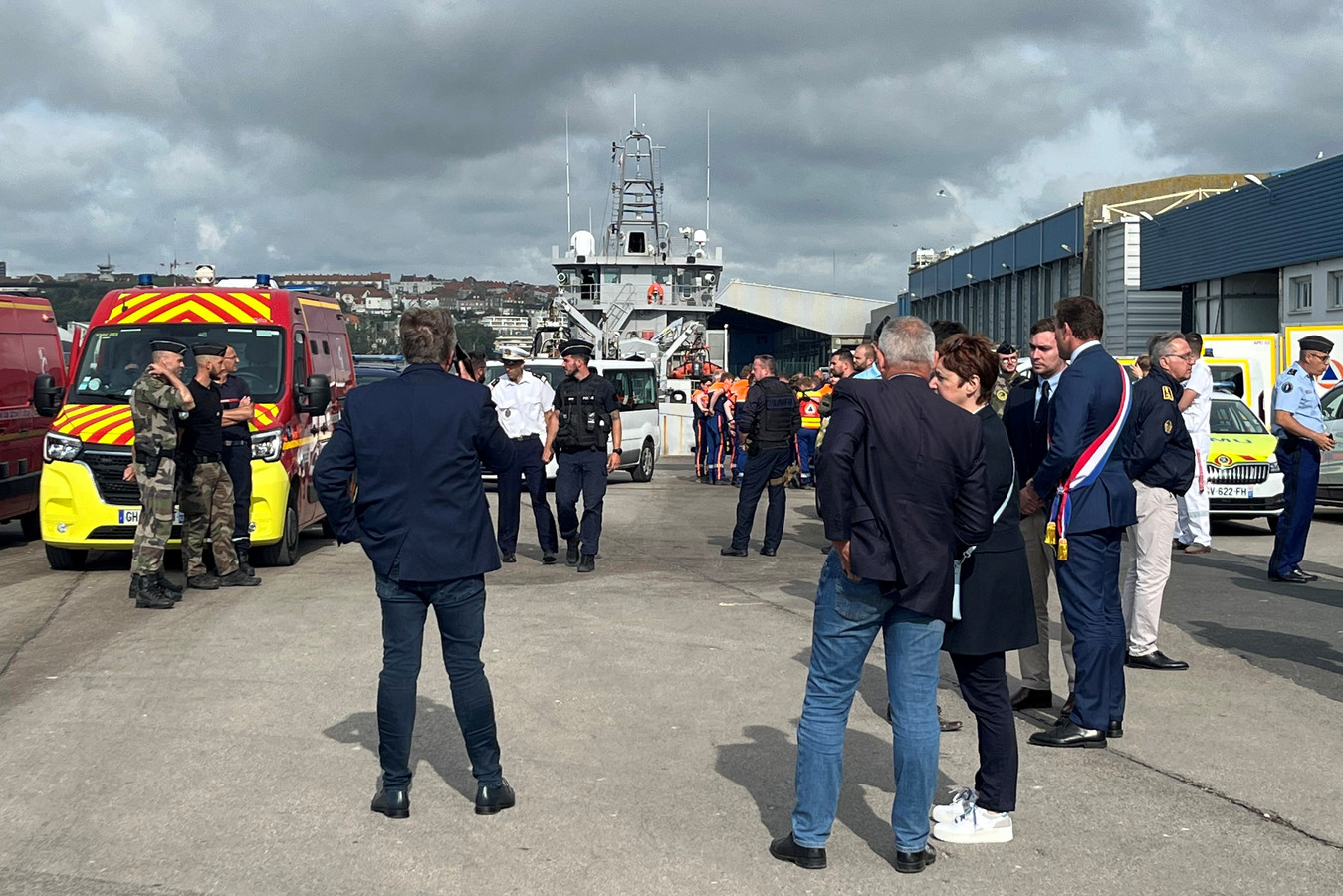 ‘Verschrikkelijk drama’ bij oversteek boot vol migranten naar Engeland ...