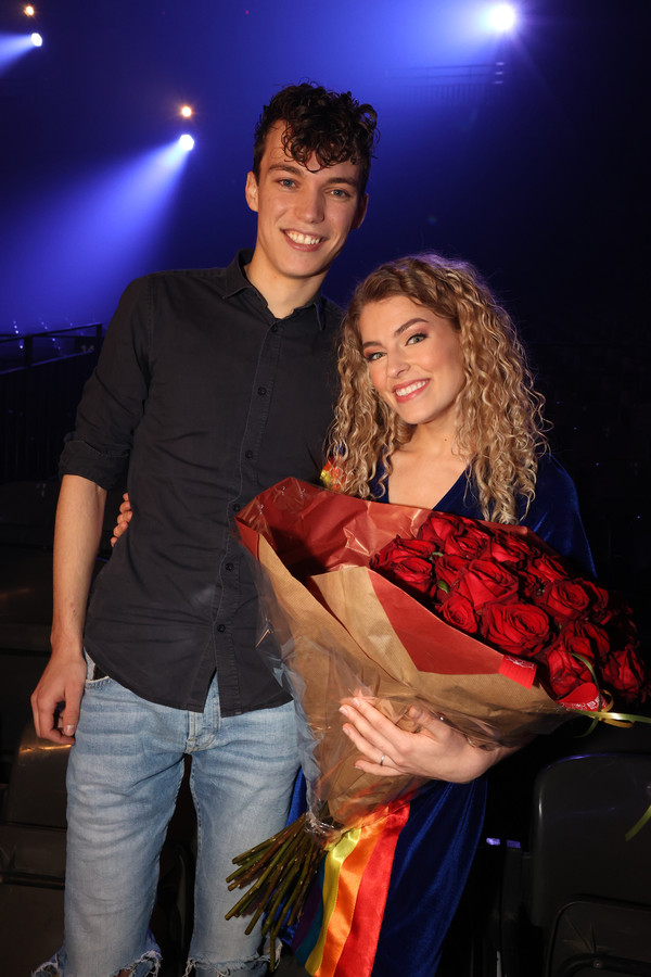 Julia slaagt met glans tijdens haar eerste K3-show én wordt verrast ...