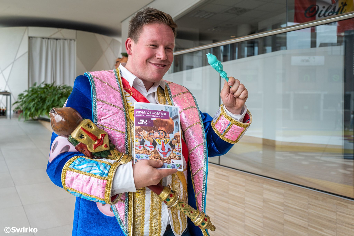 Wil je alles te weten komen over Aalst Carnaval? Ga dan eens onder gigantische lampenkap staan ...