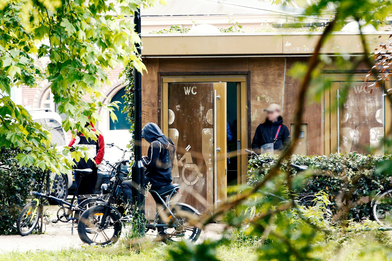 Verslaafden maken drugshol van wc-gebouw en weigeren parkbezoekers ...