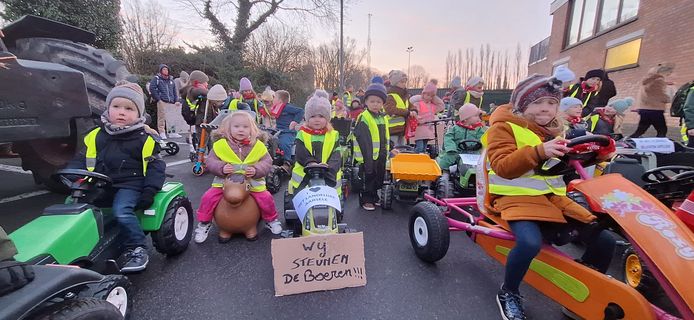 Aarseelse kinderen steunen boerenprotest met mini-tractorencolonne ...