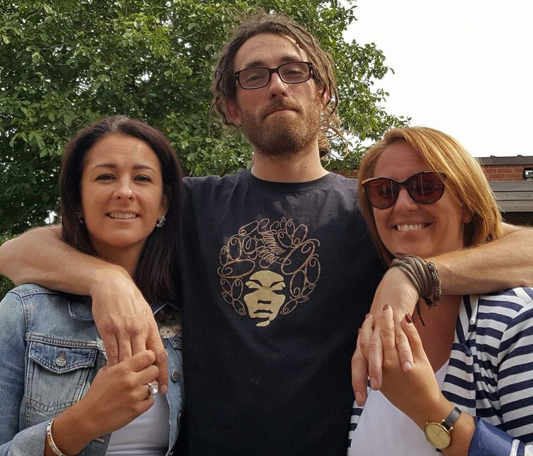 “Wie bezorgt ons de troetelbeer van onze broer terug?”: zussen van ...