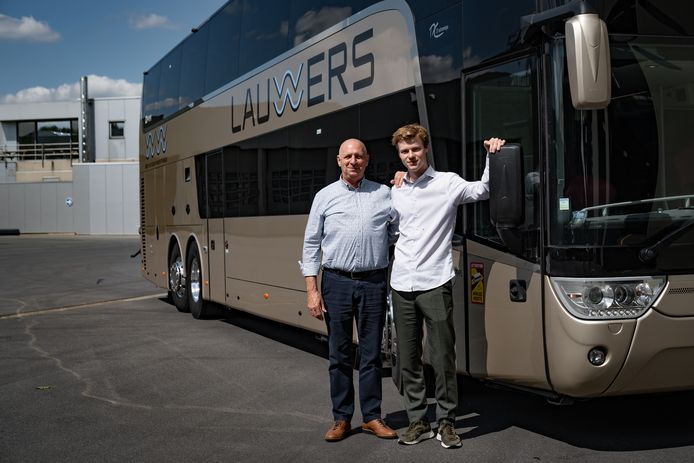 Nieuw logo en vier extra autocars voor Reizen Lauwers: “Het gaat weer ...