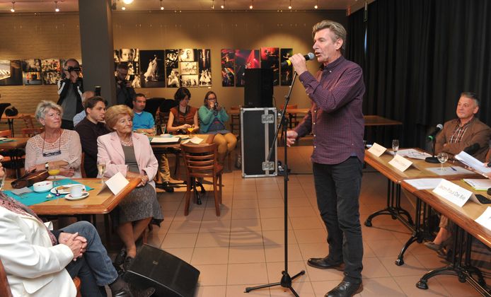 Polle Pap zingt in het 'Hests' | Heist-Op-Den-Berg | hln.be