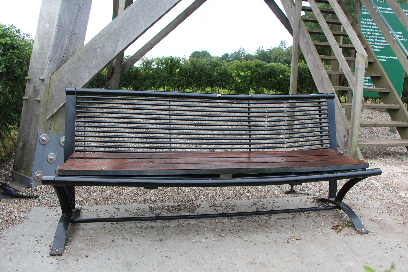 Vernield bankje op Needse Berg in ere hersteld, maar de eerste kras is ...
