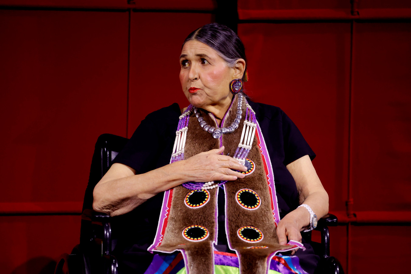 Activiste Sacheen Littlefeather, die in 1973 uitgejouwd werd bij Oscars ...