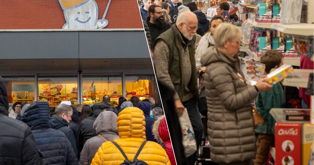 Veel volle karren, maar ook... 77 wachtenden voor u: zo druk is het ...