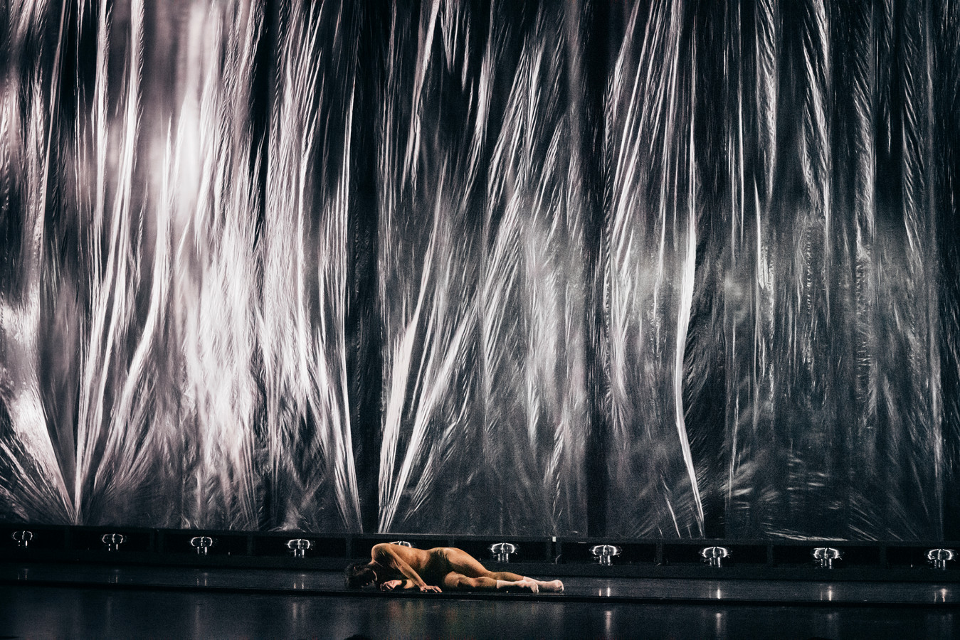 RECENSIE. ‘Techno-ballet’ Half Life in première in Antwerpse opera: non ...