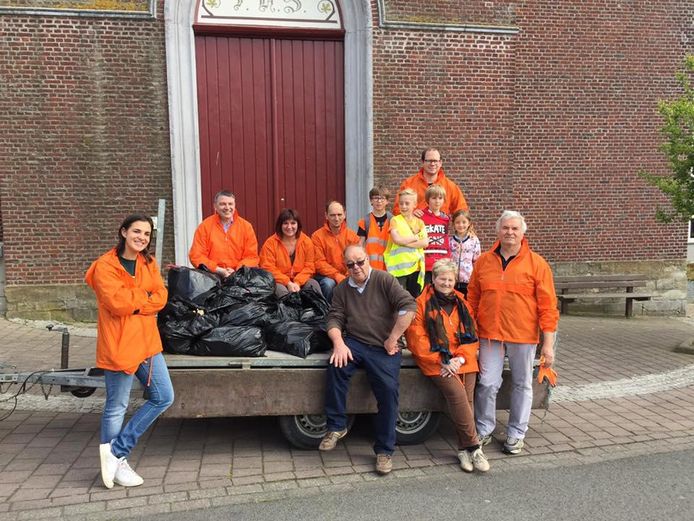 CD&V ruimt zwerfvuil op | Lierde | hln.be