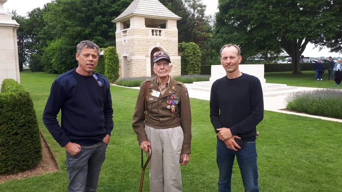 Ron en Henri rijden met jeep uit Haarle naar herdenking D-Day ...