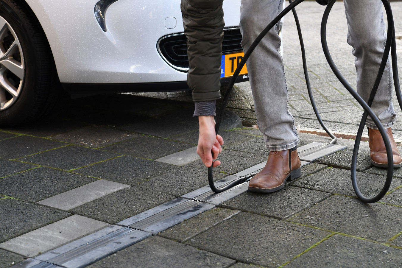 Stoeptegels met kabelgoten voor opladen elektrische auto: in Hulst zien ... Stoeptegels met kabelgoten voor opladen elektrische auto: in Hulst zien ...
