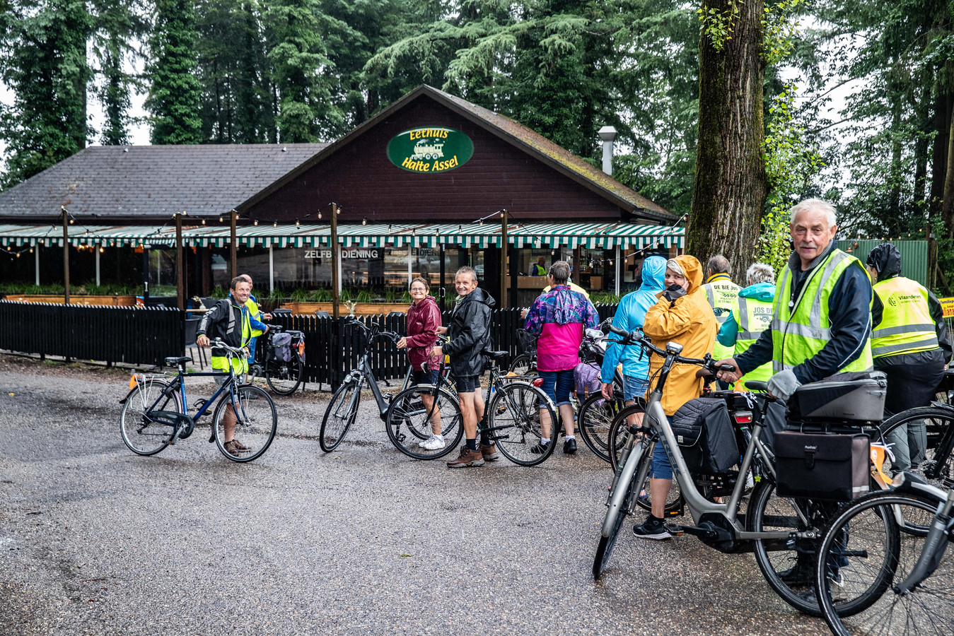 Deze vriendengroep runt de verstopte treinspot Halte Assel. En als ...
