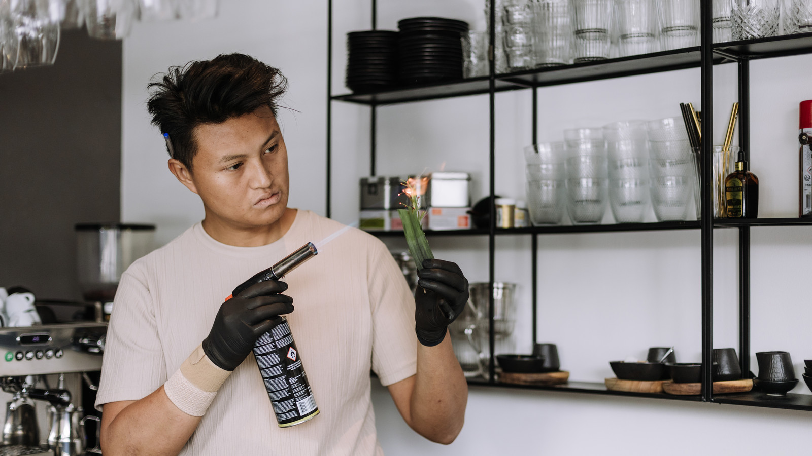 NET OPEN. Ze reisden de hele wereld rond, nu openen Jasper (29) en ...