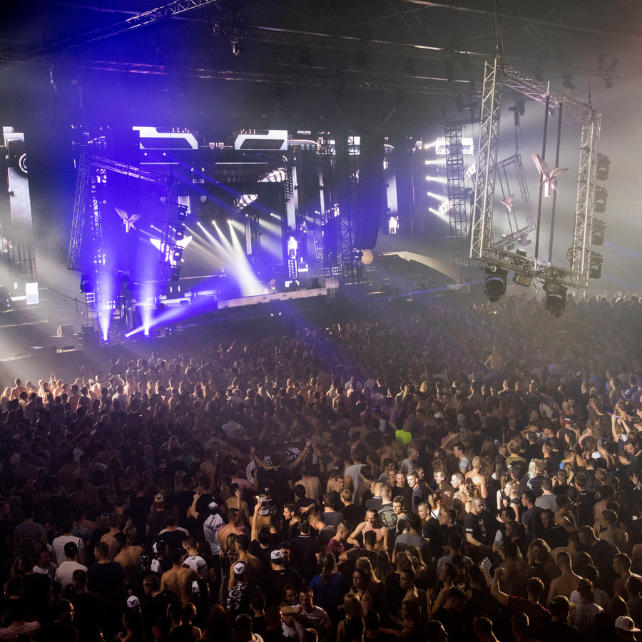 12.000 bezoekers gaan los in evenementenhal Breepark Breda | Foto ...