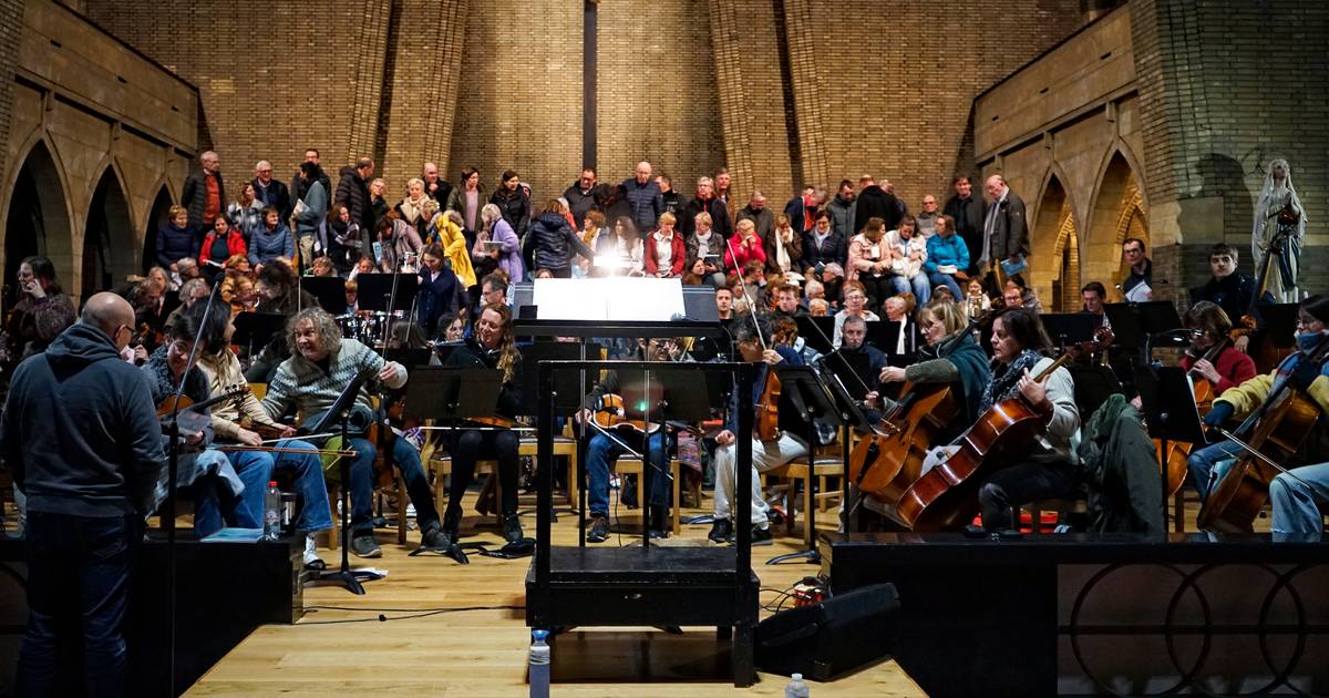3 koren en een symfonisch orkest slaan de handen in elkaar, voor een ...