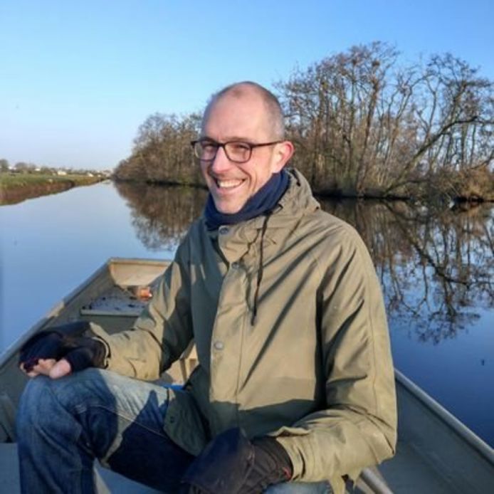 Unieke foto van ingevroren hermelijn onder het ijs: ‘Dit kom je niet ...