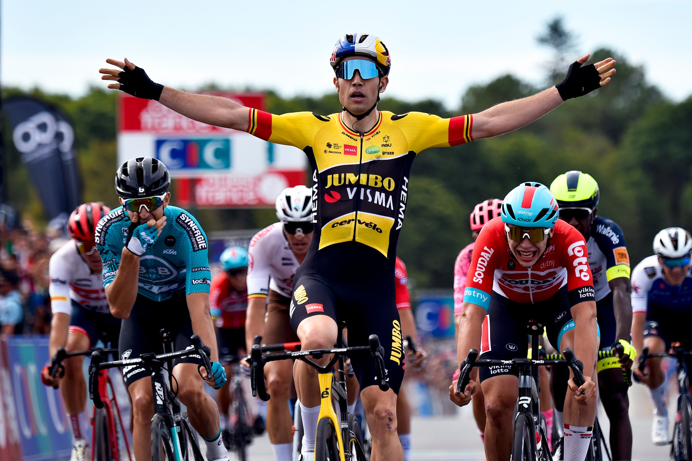 Wout van Aert wint Bretagne Classic, wereldtitels in mountainbike voor ...