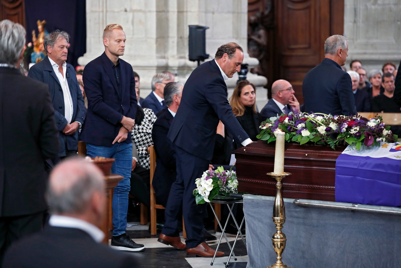 “Hij was de pionier in alles”: voetbalwereld neemt afscheid van ‘Mister ...