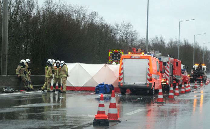 Dodelijk ongeval op E19: Jonge vrouw rijdt in op signalisatiewagen ...