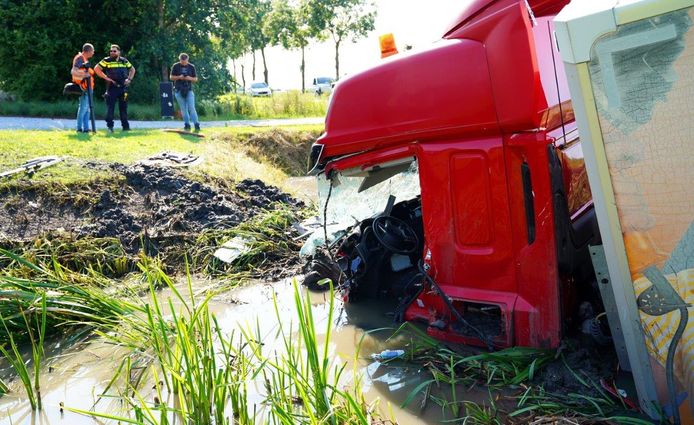 Zwaargewonde na botsing tussen vrachtwagen, bestelbus en auto in Hellouw | Binnenland | bndestem.nl