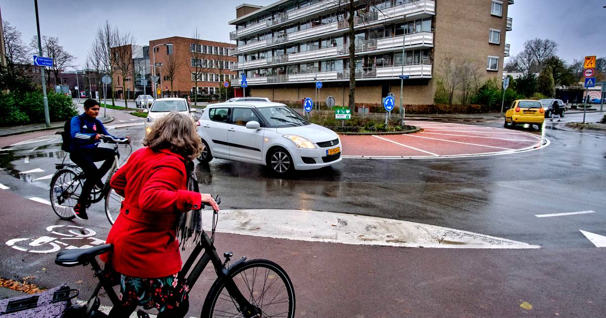 ‘Tweebaansrotonde’ bij Leerpark aangepakt: rode verf moet duidelijkheid ...