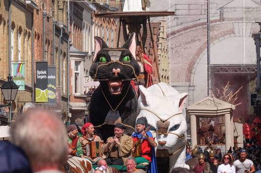 HERBELEEF. De Kattenstoet in Ieper, waar 60.000 mensen joelend een ...