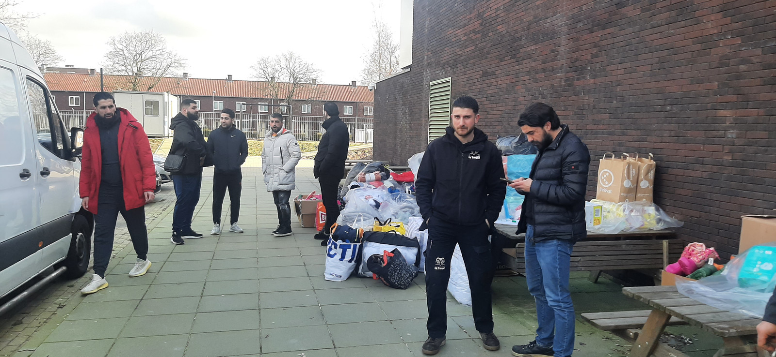 Turkse Bosschenaren zamelen dekens en kleding in voor aardbevingsgebied ...