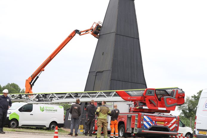 Brandweer bevrijdt twee mannen uit hoogwerker | Hengelo | AD.nl