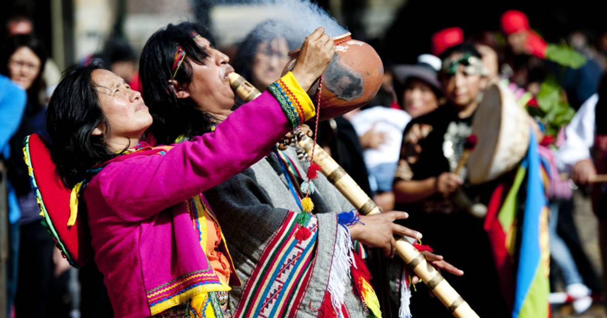 Protest voor inheemse volken op de Dam | Binnenland | AD.nl