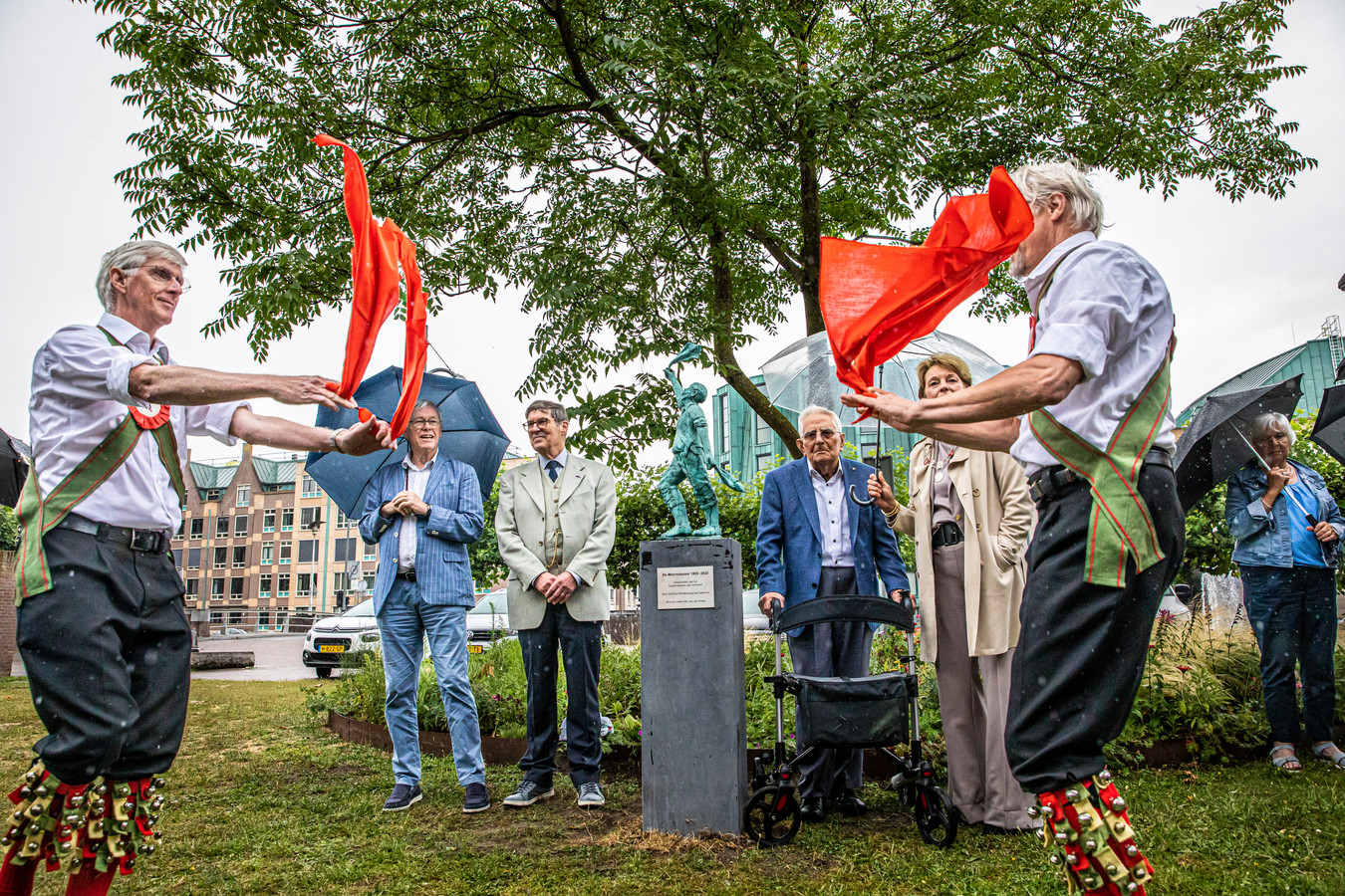 Met een beeldje in de Kasteeltuin neemt Morisdansgroep Helmond afscheid ...