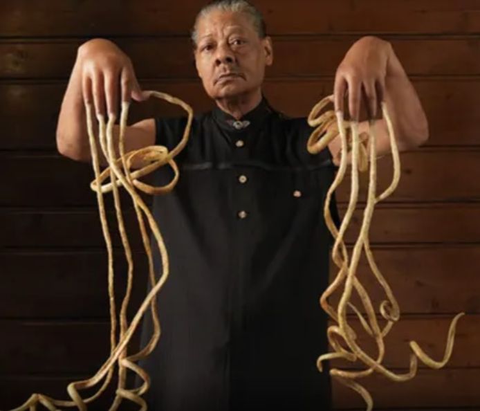 Vrouw laat langste vingernagels ter wereld knippen met slijpschijf ...