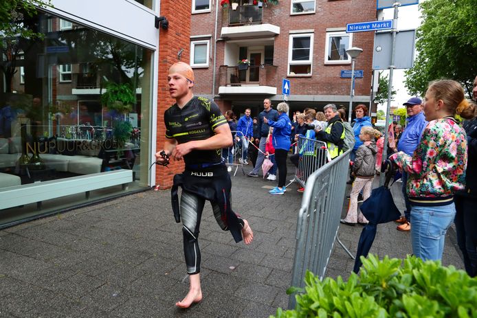 Simon den Braber stoot Sven Strijk van de troon bij triatlon Woerden ...