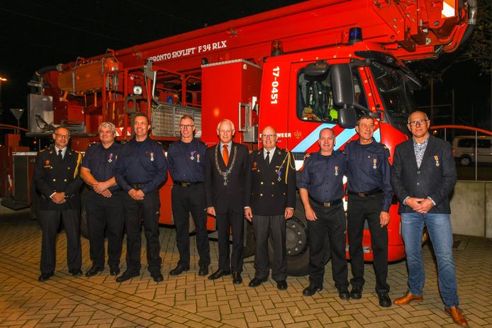 Zes Schiedamse brandweerhelden krijgen koninklijke onderscheiding voor ... Zes Schiedamse brandweerhelden krijgen koninklijke onderscheiding voor ...